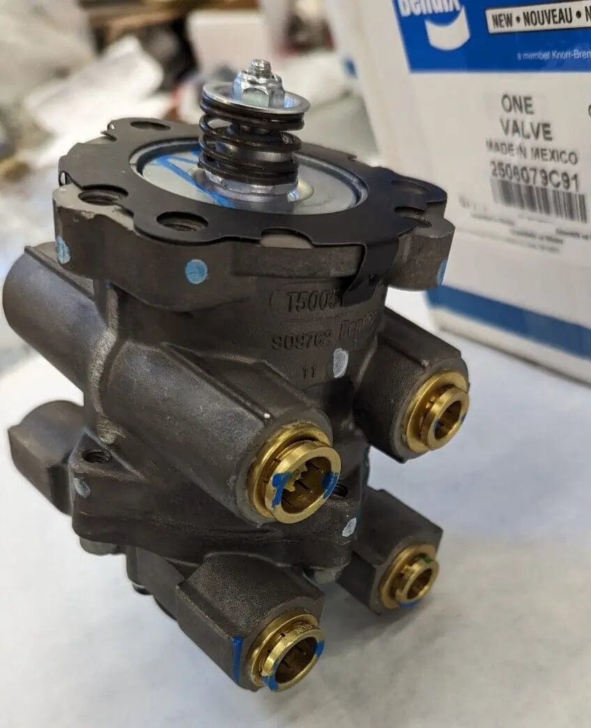 2506079C91 | Genuine Bendix® E-8P Foot Brake Valve